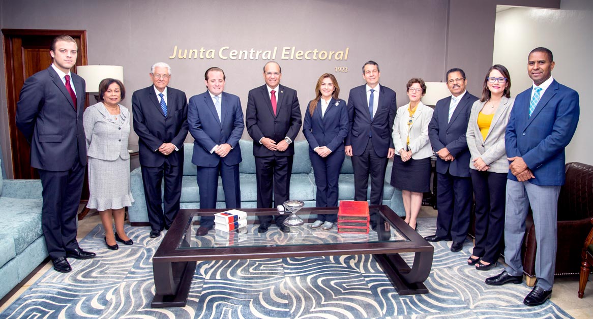 JCE recibe dirigentes del Partido Revolucionario Moderno (PRM)